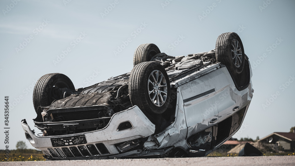 Foto de Horrific Traffic Accident, Rollover Smoking and Burning Vehicle ...