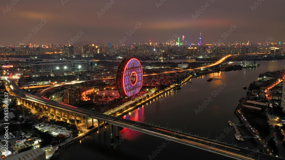 Foto de Guangzhou Yuan is the tallest circular building in the world ...