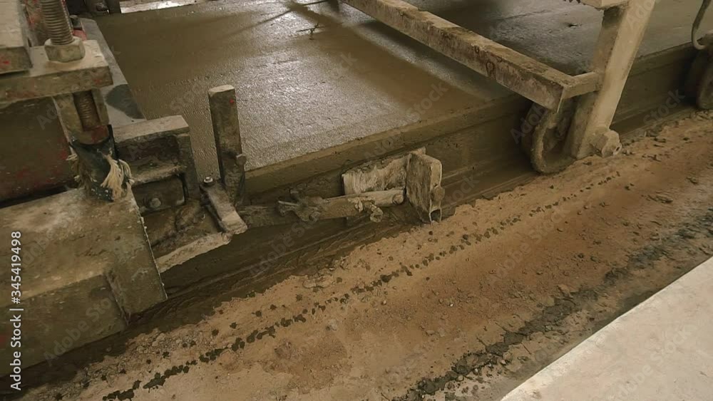 Vidéo Stock Machine forming concrete and making smooth side of plate ...