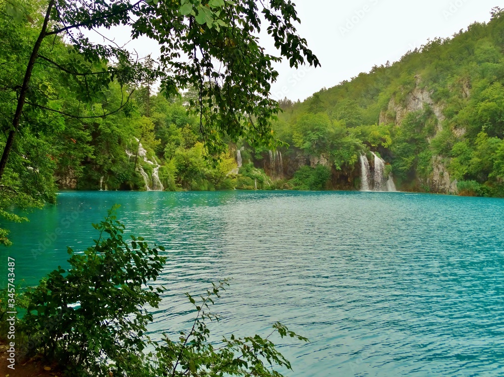 Imagen primaveral de pasarelas flotantes de madera junto a cascadas y ...