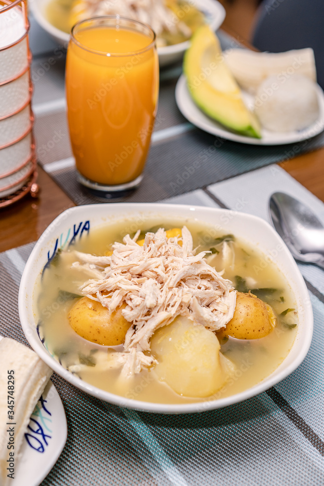 Ajiaco Santafereño, plato tipico colombiano, comida típica del interior ...