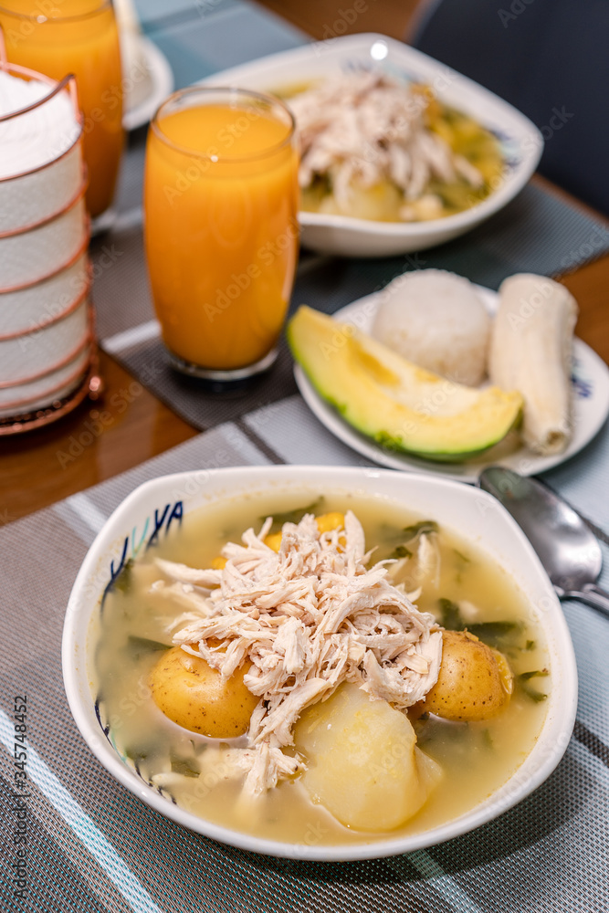 Ajiaco Santafereño, plato tipico colombiano, comida típica del interior ...