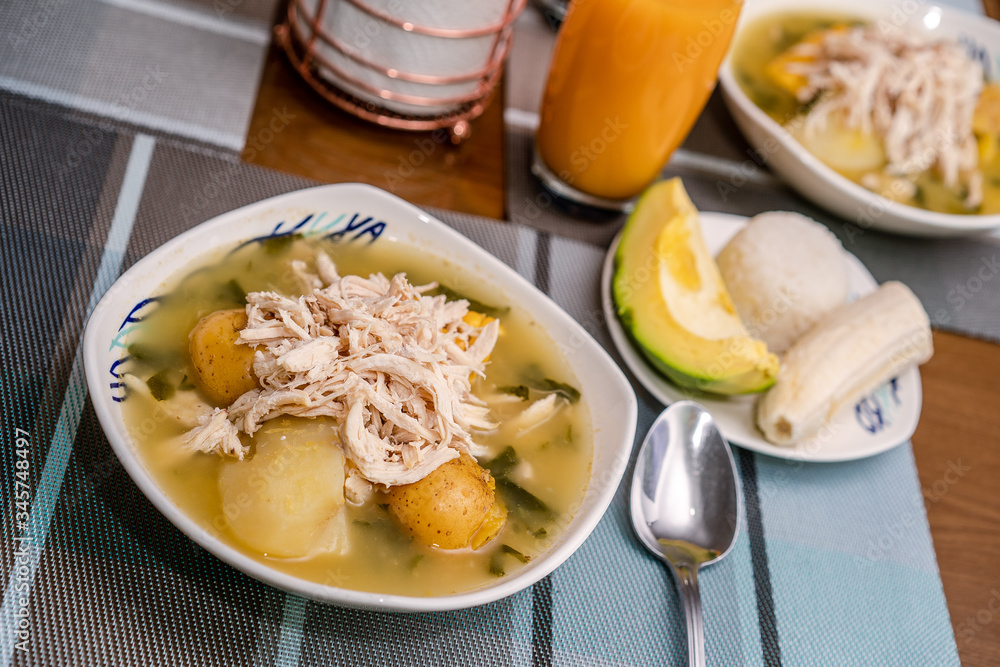 Ajiaco Santafereño, plato tipico colombiano, comida típica del interior ...