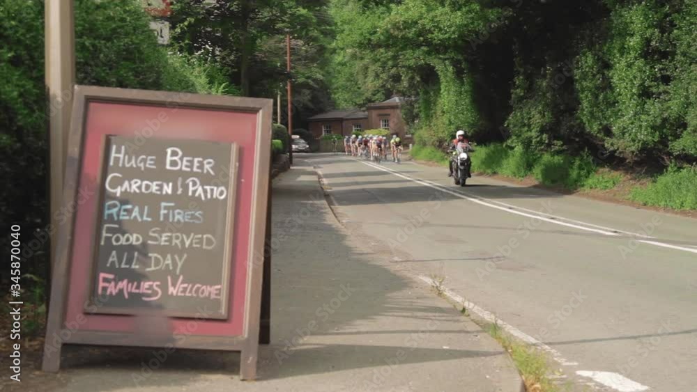Vidéo Stock A group of cyclists round a corner during a bike race as ...