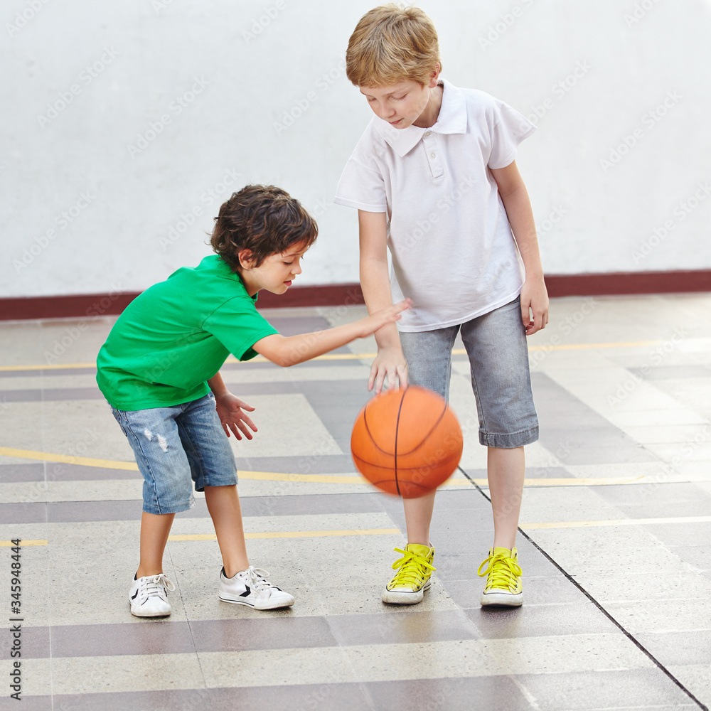 Zwei Kinder spielen Basketball Stock Photo | Adobe Stock
