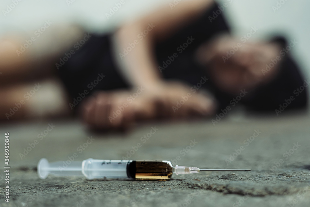 Foto de Male of a drug addict and a syringe with narcotic syringe lying ...