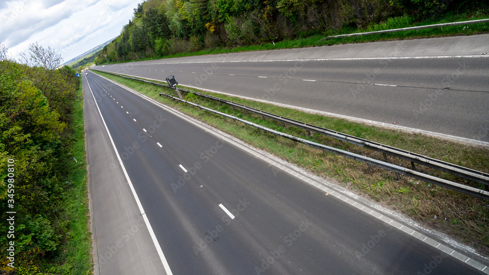 Foto de Dynamic view of a quiet dual carriageway with cars off to the ...
