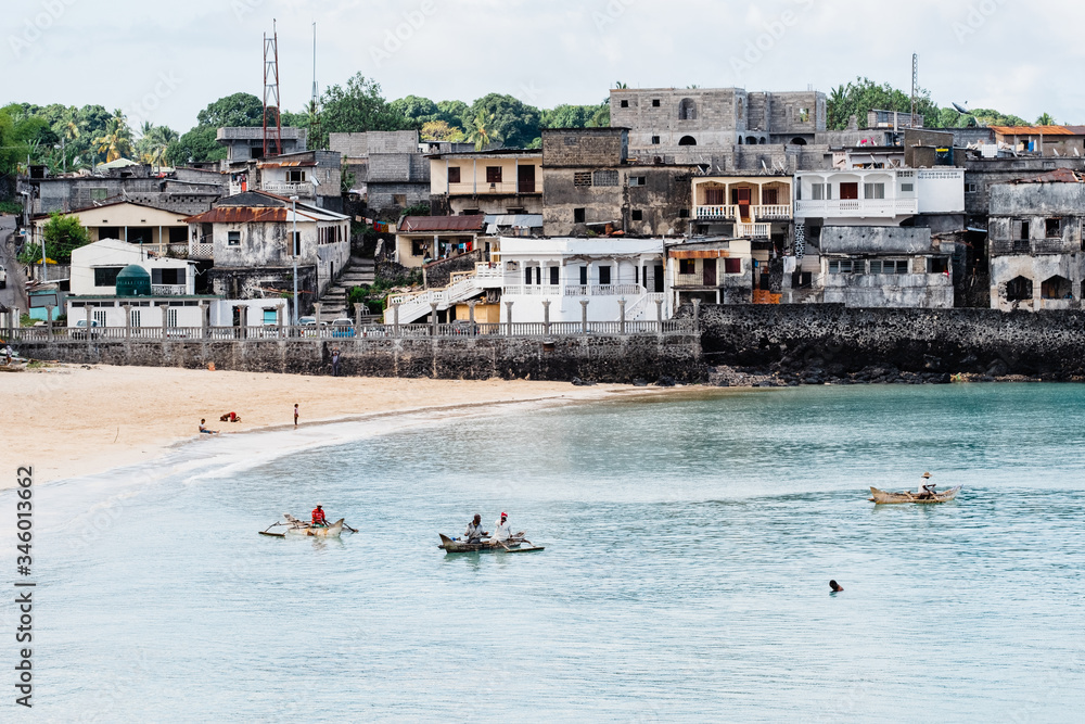 Plage, pirogue et ville d'Itsandra dans les îles Comores Stock Photo ...