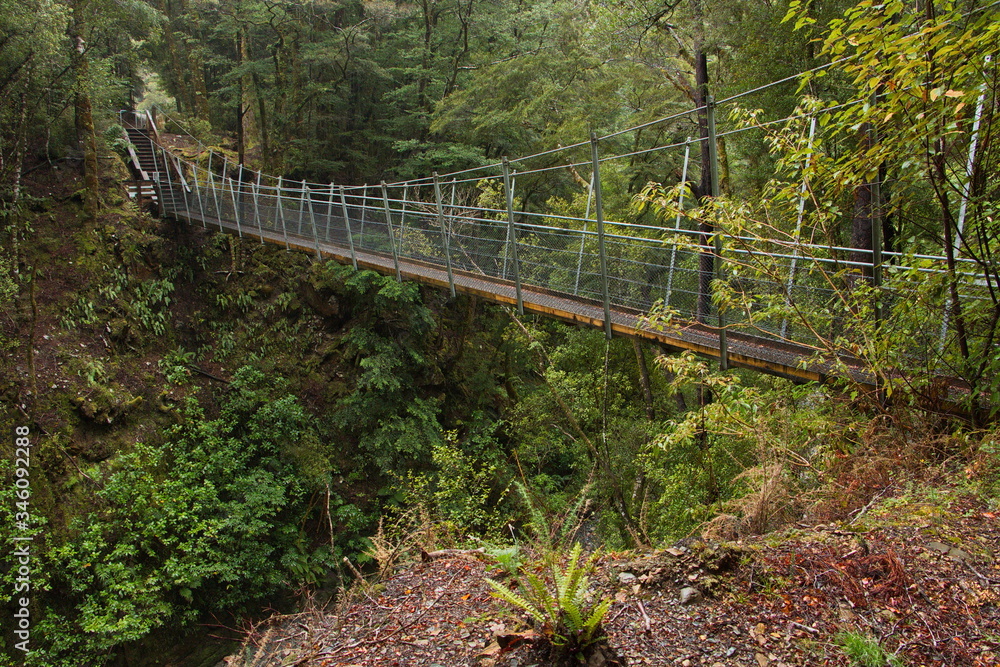 Foto de Swing bridge at Lyell Camping Ground in Buller Gorge,West Coast ...