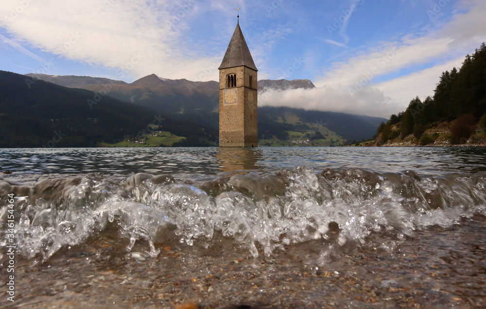 Reschensee, Südtirol, Italien, versunkene Kirche von Graun, Vinschgau ...