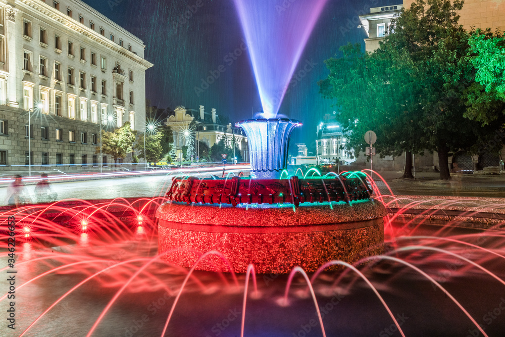 Fuente de colores en el centro de Sofía Bulgaria. Toma de larga ...