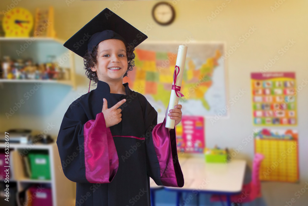 Niño graduado con toga y birrete fin de cursos preescolar salón de ...