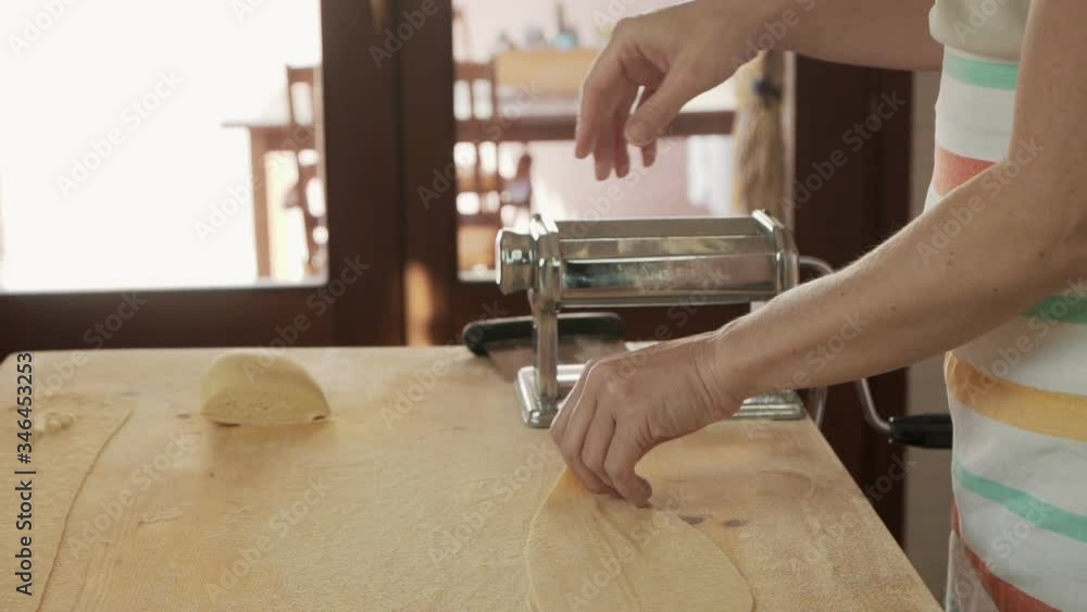 Making homemade fresh pasta process for the coronavirus quarantine ...