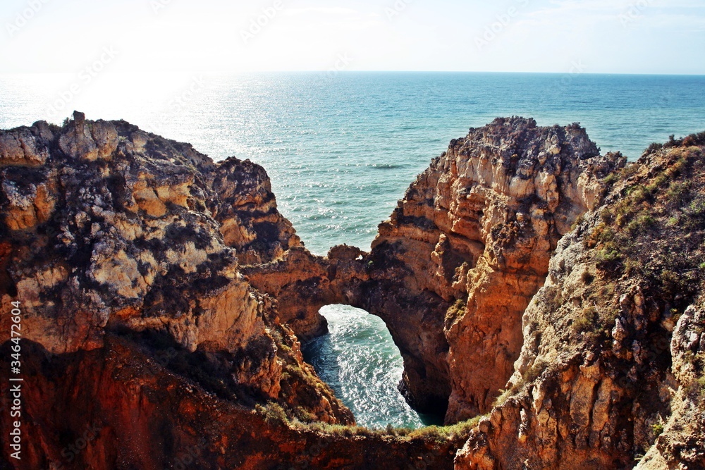 Acantilados y formaciones geológicas del cabo de Ponta de Piedade en ...