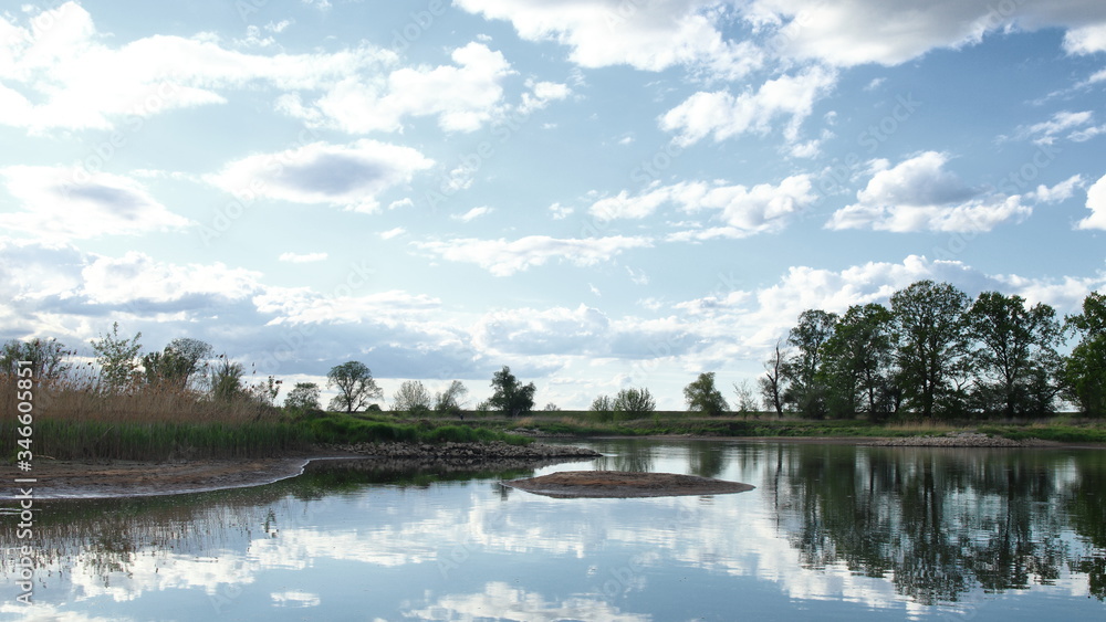 Rzeka odra, drzewa, brzeg rzeki, linia brzegowa, odbicie Stock Photo ...