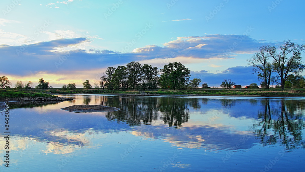 Rzeka odra, drzewa, brzeg rzeki, linia brzegowa, odbicie Stock Photo ...
