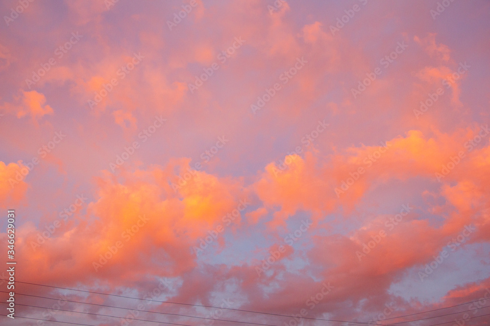 nubes de color rosa en un bello atardecer Stock Photo | Adobe Stock