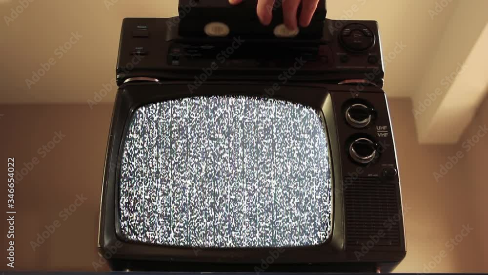 Vídeo do Stock: Male Hand putting VHS into VCR and an Old TV with Green ...