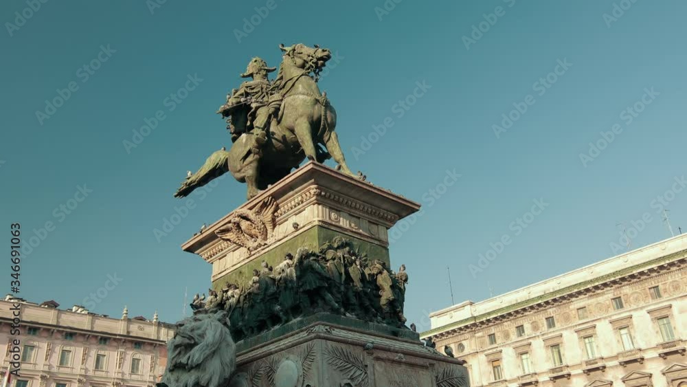 Statua Di Vittorio Emanuele Ii Cavallo In The Piazza Del Duomo Milano ...