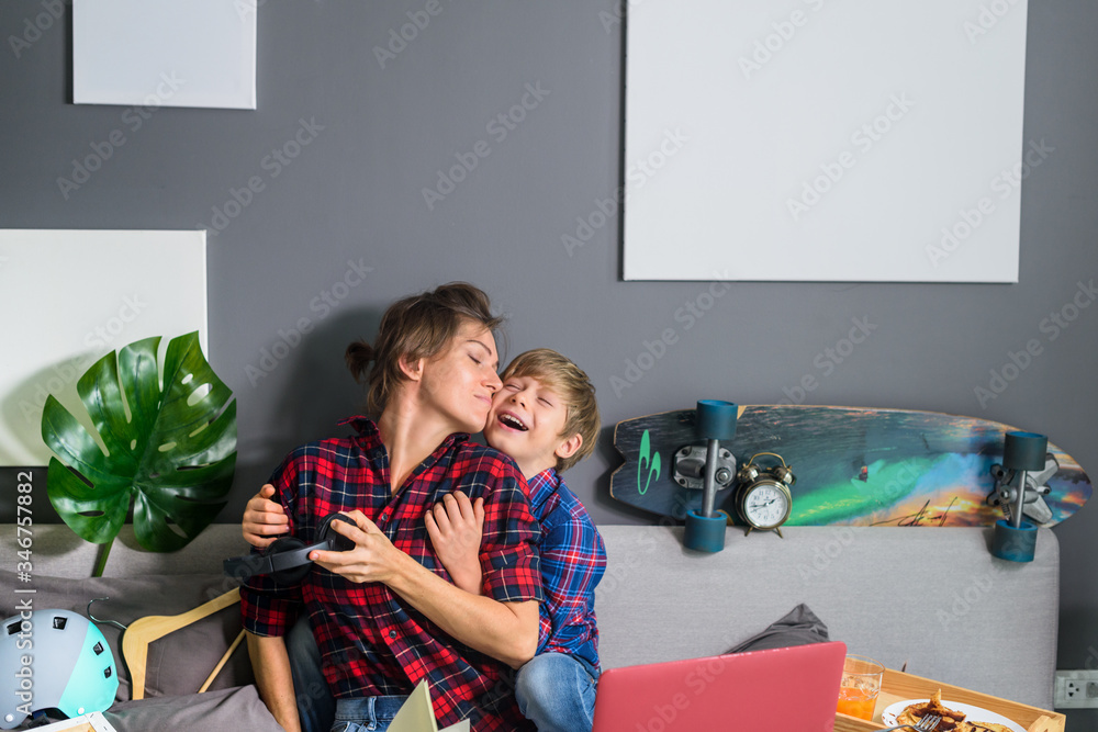 Family of mom and son having fun and hugs on the bed at home. foto de ...