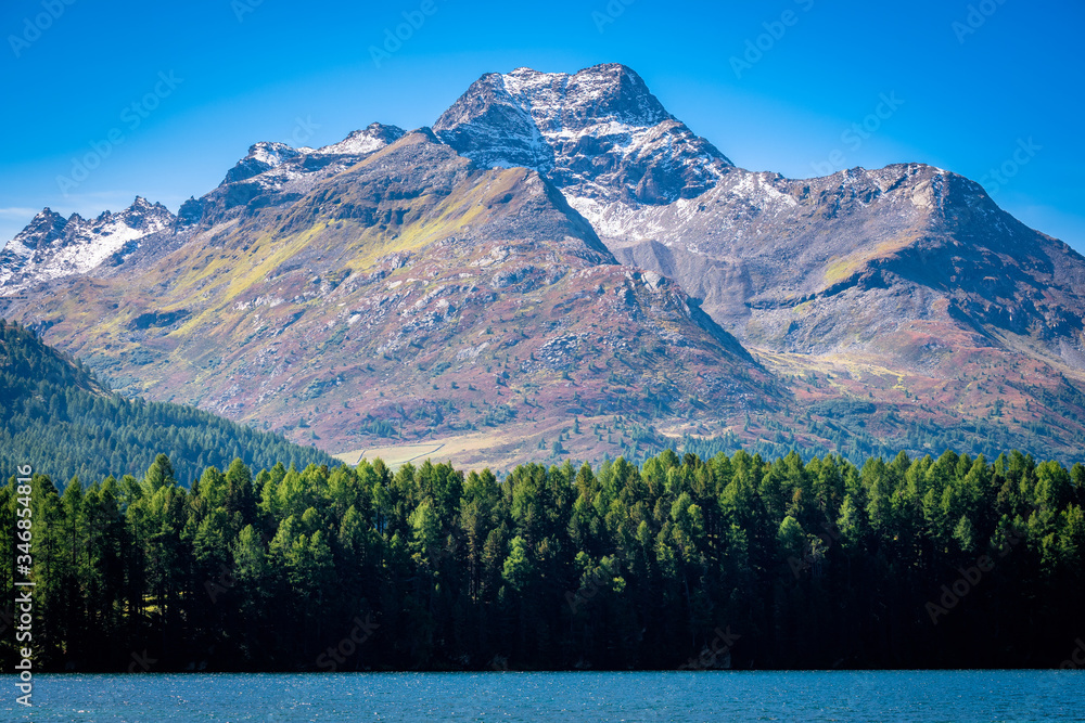 Foto de Clear morning at Lake Sils (Silsersee), in the Upper Engadine ...
