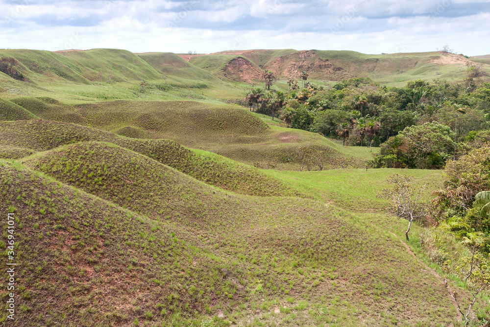 Paisaje con montañas típicas de las llanuras orientales de Colombia ...