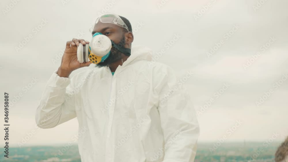 Vidéo Stock Scientist wearing full chemical protection hazmat and ...