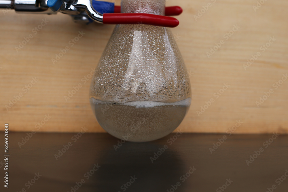 Foto de The chemical reaction of the dissolution of a metal in sulfuric ...