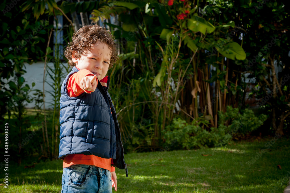 Foto de Retrato de menino expressivo apontando para a camera do Stock ...