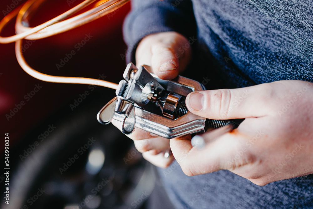 Foto de flaring of copper and aluminum tubes, for brake ways of the car ...