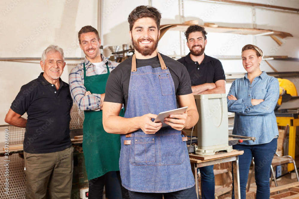Handwerker Lehrling mit Tablet Computer Stock Photo | Adobe Stock