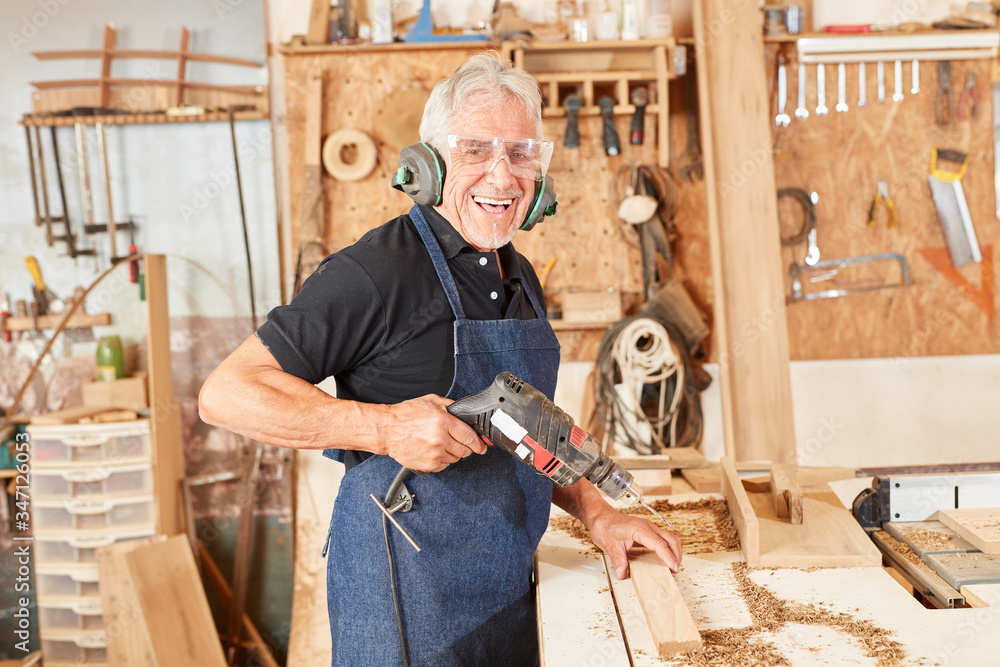 Meister bei der Arbeit mit der Bohrmaschine Stock Photo | Adobe Stock