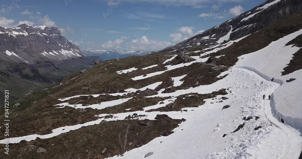 une randonnée dans la montagne au dégel du printemps - Suisse Stock ...