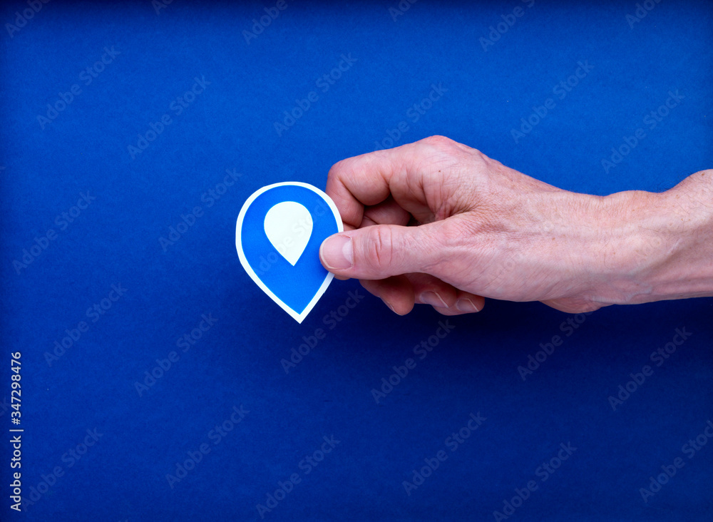 Illustration dessin picto localisation géographique tenu par une main d ...