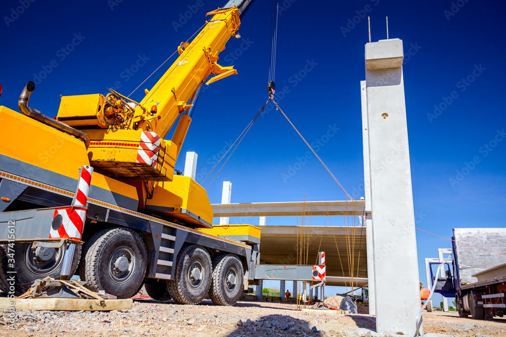 Hydraulic crane foot is supported by for safety, Lateral stabilizer ...
