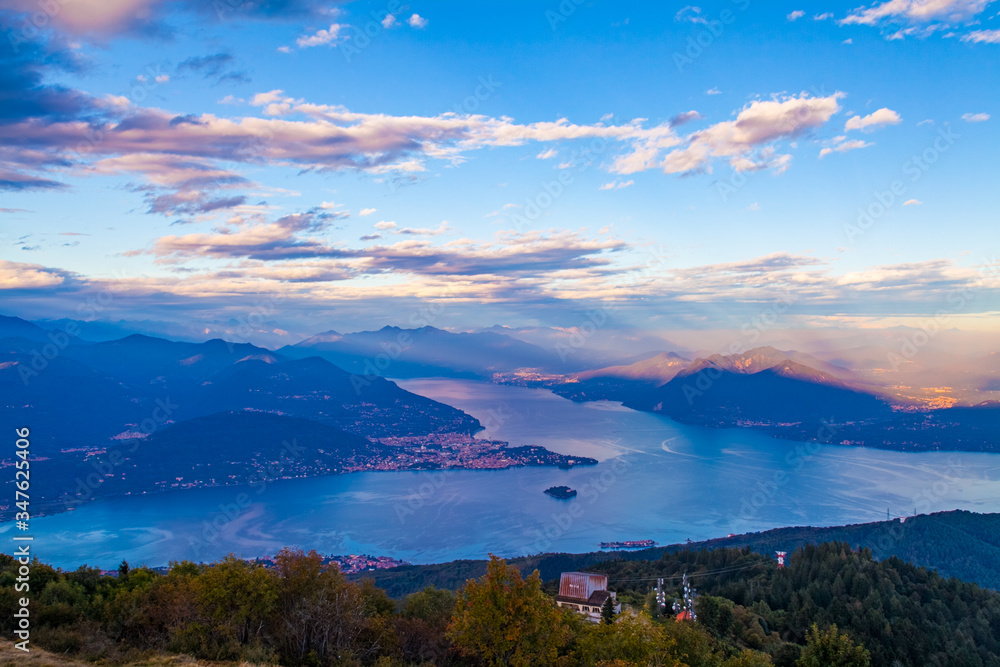Meraviglioso panorama del lago maggiore dal Monte Mottarone al tramonto ...