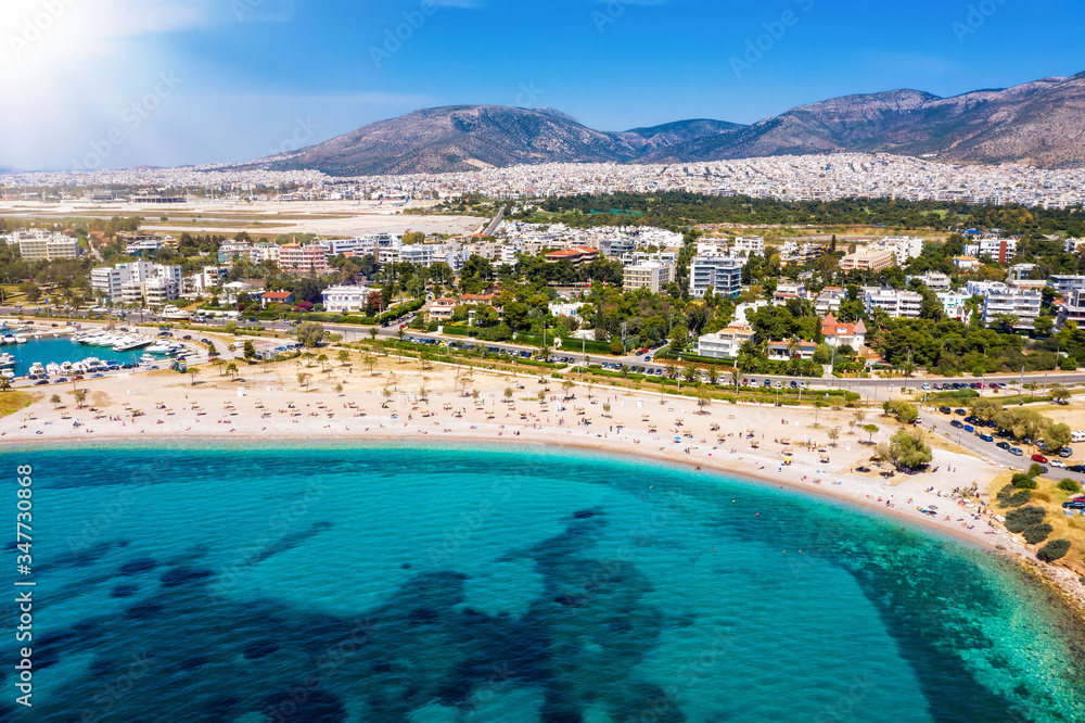 Der beliebte Strand von Glyfada, südliches Athen, Griechenland, mit ...