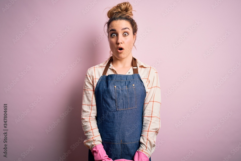 Young beautiful blonde cleaner woman doing housework wearing arpon and ...