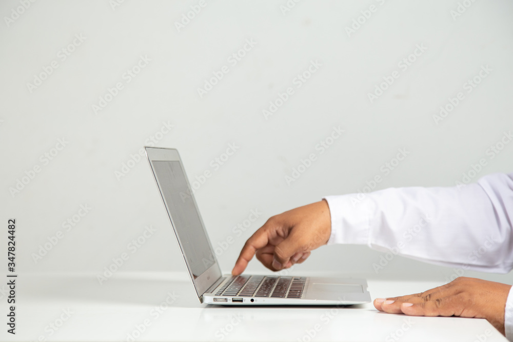 Foto Stock businessman hand touching power off button switch laptop an ...