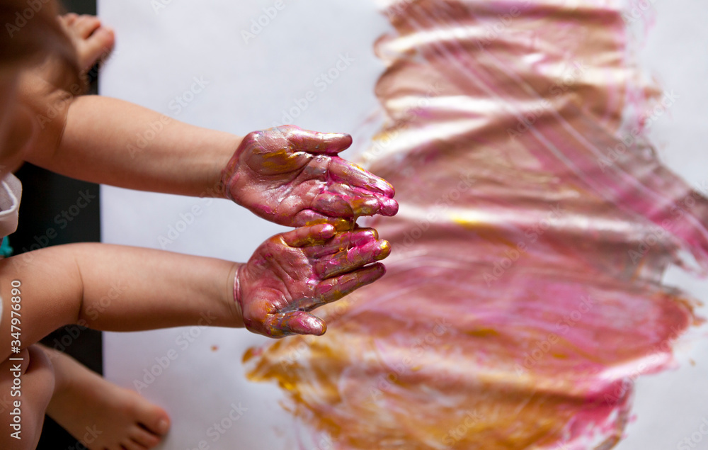 Foto Stock Kleines Kind malt farbenfroh mit Fingerfarben. Little child ...