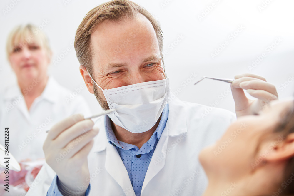 Zahnarzt macht eine Karies Vorsorge Untersuchung Stock Photo | Adobe Stock