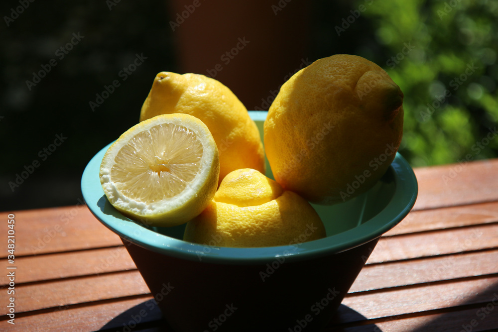 Limoni di Sicilia bio su un tavolo all’aperto sotto il caldo sole d ...