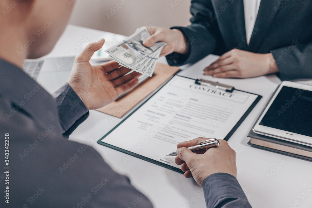 Businessmen give dollars to bribe employees in signing contracts to buy ...