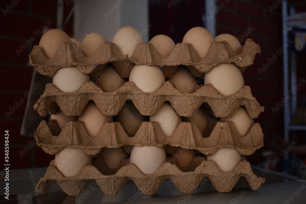 cubeta huevos foto de Stock | Adobe Stock