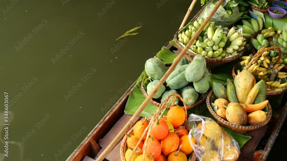 Iconic asian Lat Mayom floating market. Khlong river canal, long-tail ...