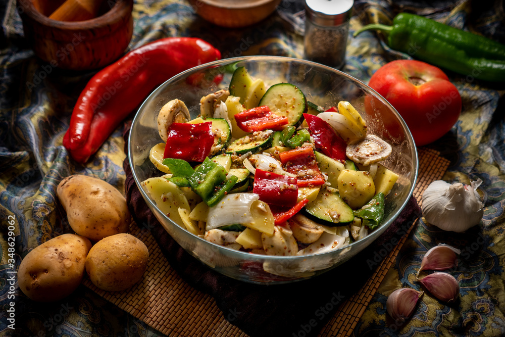 Verduras picadas y maceradas en un bol de cristal para hacer brochetas ...