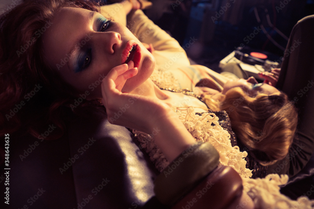 Foto de Beautiful woman model with red hair poses for the camera ...