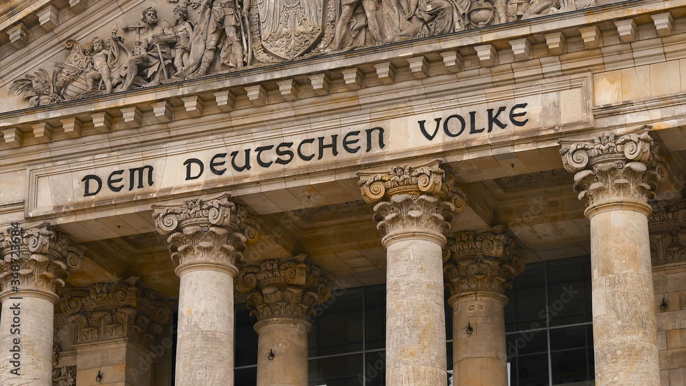 Foto de Deutscher Bundestag (Reichstag). Facade of the German Bundestag ...