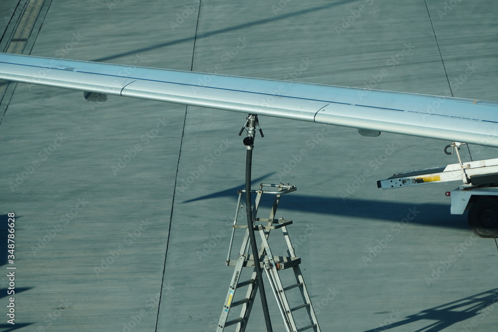 Foto de Maintenance of passenger aircraft before departure at the ...