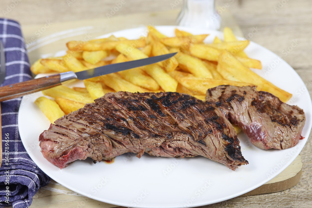 onglet de boeuf grillé et frites dans une assiette Stock Photo | Adobe ...